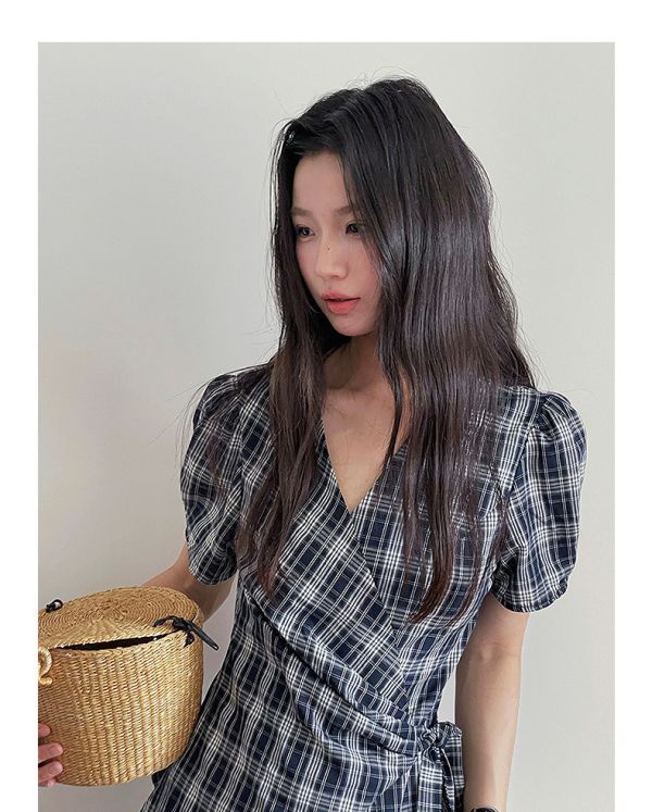 《Apxivi》純棉 格紋側綁帶V領短袖上衣 - Nini Korea 輕甜女裝選品店