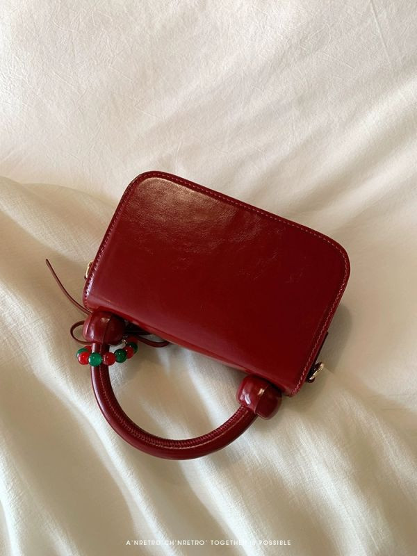 《Chio2nd》附品牌吊飾 真皮 雙球提把浮雕手提兩用包(紅) - Nini Korea 輕甜女裝選品店