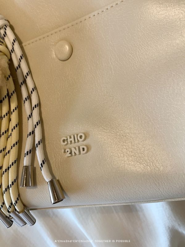 《Chio2nd》附吊飾 真皮磁釦格層雙拉鍊保齡球包(米) - Nini Korea 輕甜女裝選品店